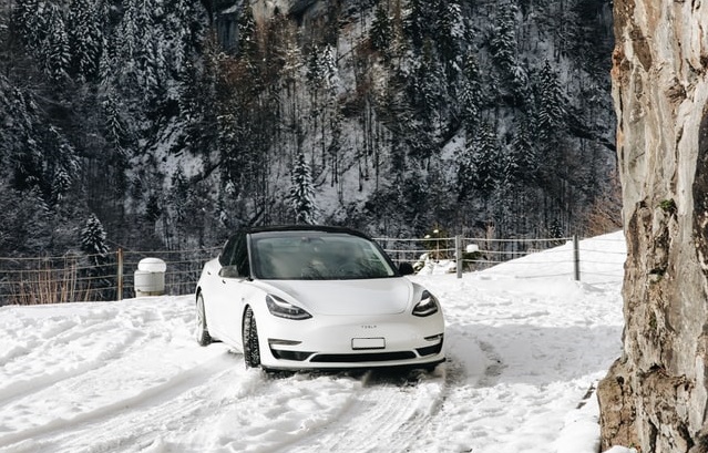 Best Tips For Winter Driving in a Tesla | What Owners Say - ThinkEV